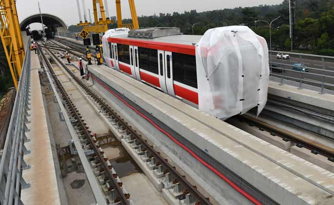 PENGANGKATAN GERBONG LRT
