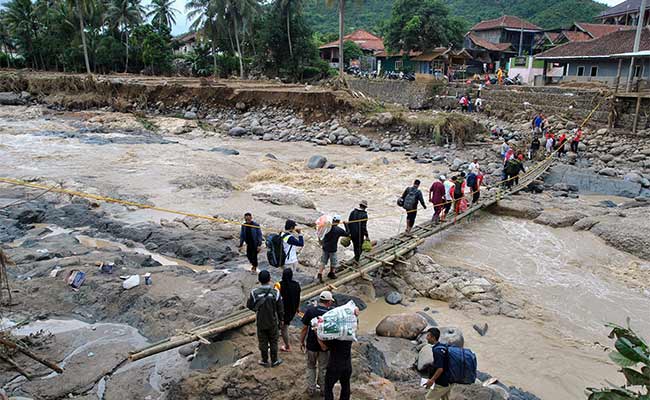 JEMBATAN AMBRUK AKIBAT BANJIR BANDANG
