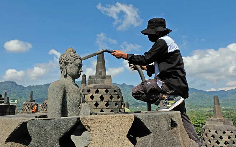 Pembersihan Candi Borobudur dari Abu Vulkanik Erupsi Gunung Merapi