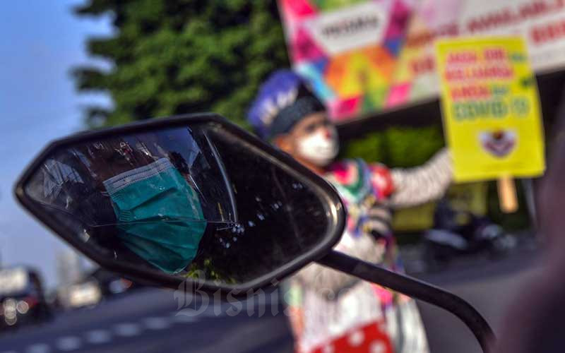 Aksi Badut Bagi-Bagi Masker ke Pengguna Jalan di Jakarta