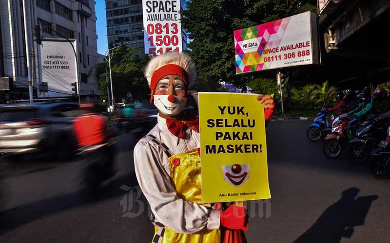 Aksi Badut Bagi-Bagi Masker ke Pengguna Jalan di Jakarta