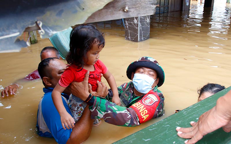 Tim Sar Mulai Mengevakuasi Warga Yang Terdampak Banjir Di Kalimantan