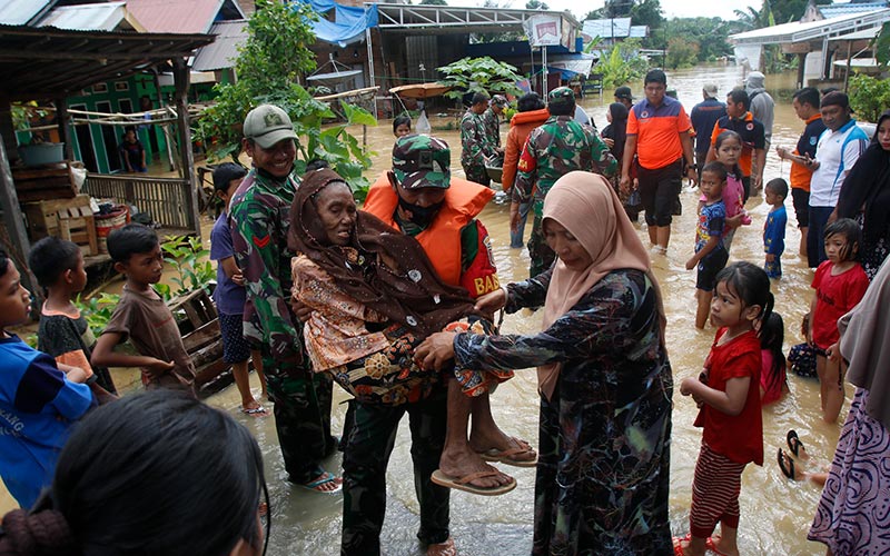 Tim Sar Mulai Mengevakuasi Warga Yang Terdampak Banjir Di Kalimantan