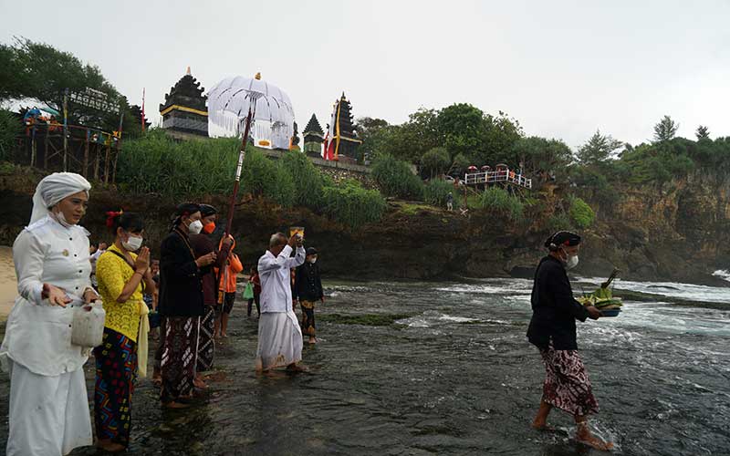 Umat Hindu Mengikuti Upacara Melasti Di Pantai Ngobaran Yogyakarta