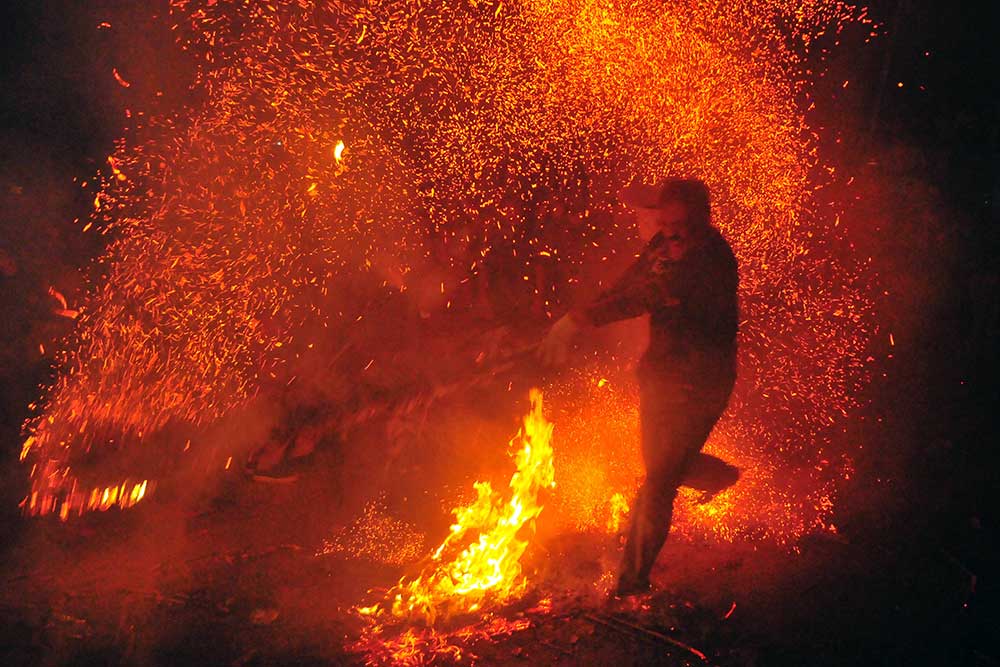 Keseruan Tradisi Perang Obor di Jepara