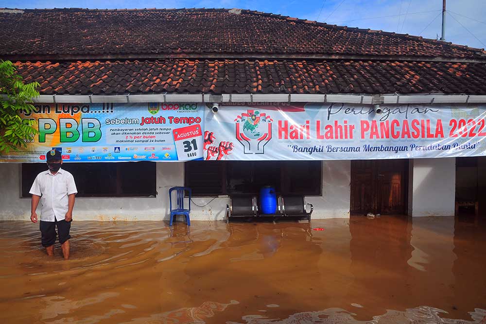 Tumpukan Sampah Membuat Sungai di Kudus Meluap dan Merendam Ratusan Rumah