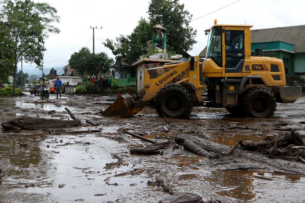 Banjir Bandang Susulan Membuat Jalan Bondowoso-Banyuwangi Terendam Lumpur
