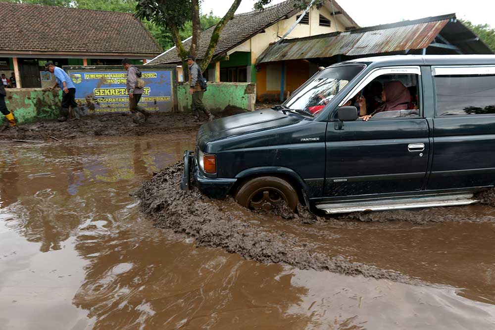 Banjir Bandang Susulan Membuat Jalan Bondowoso-Banyuwangi Terendam Lumpur