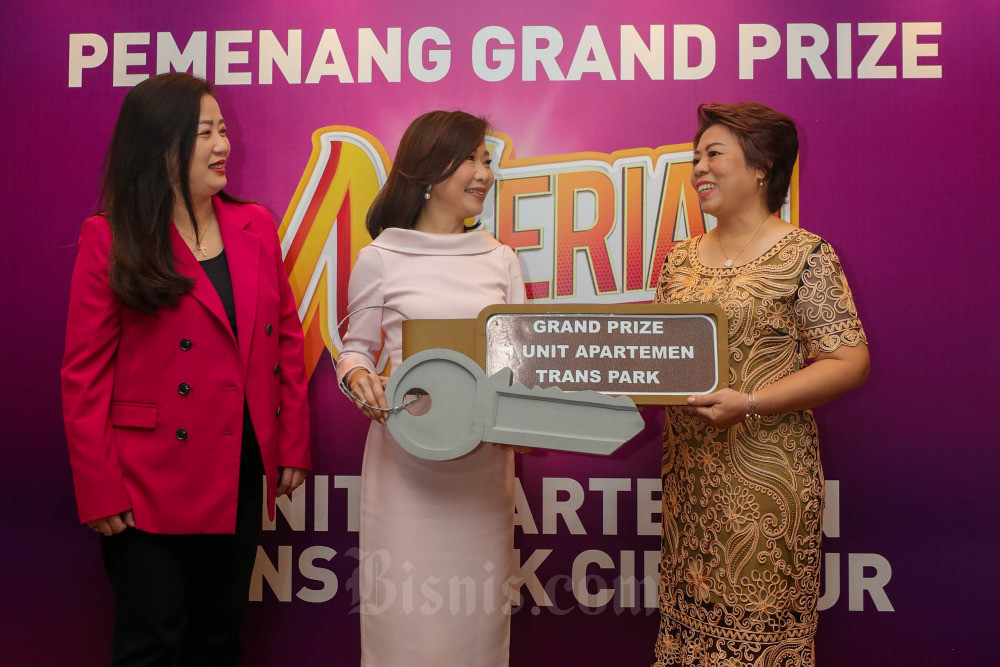 Penyerahan Grand Prize Meriah Bareng Mega Berupa Satu Unit Apartemen