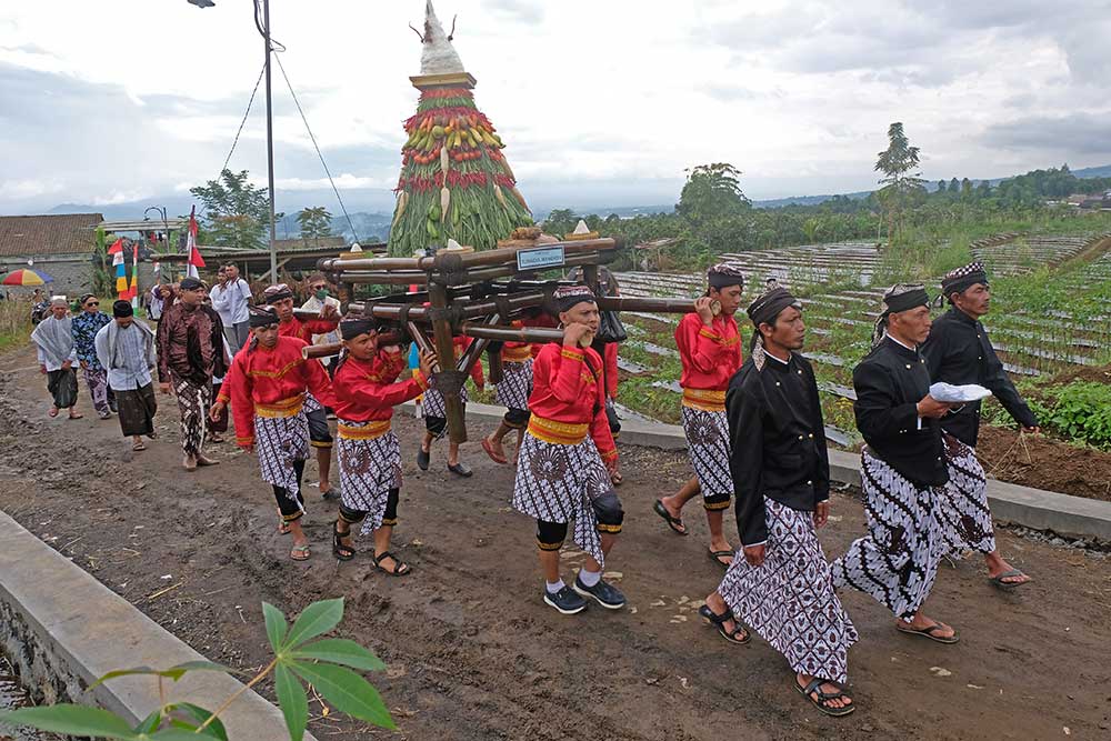 Tradisi Kirab Grebeg Gumuk Kembang di Kawasan Lereng Gunung Sindoro