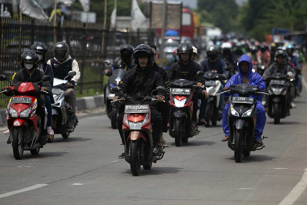 Jalur Pantura Mulai Dipadati Pamudik Yang Menggunakan Sepeda Motor Saat Arus Balik Lebaran