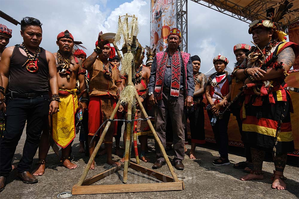Upacara Ngampar Bide di Rumah Radakng