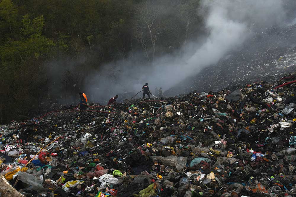 Kebakaran TPA Kawatuna di Palu Belum Bisa Dipadamkan Kebakaran TPA Kawatuna di Palu Belum Bisa Dipadamkan