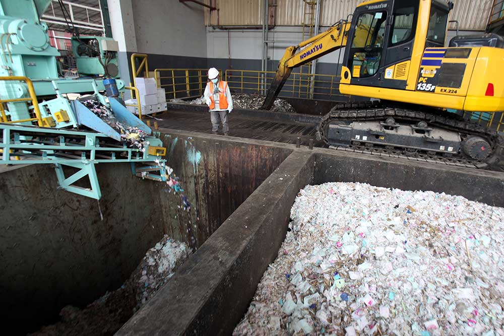 Pemusnahan Pakaian Impor Ilegal Dari Malaysia