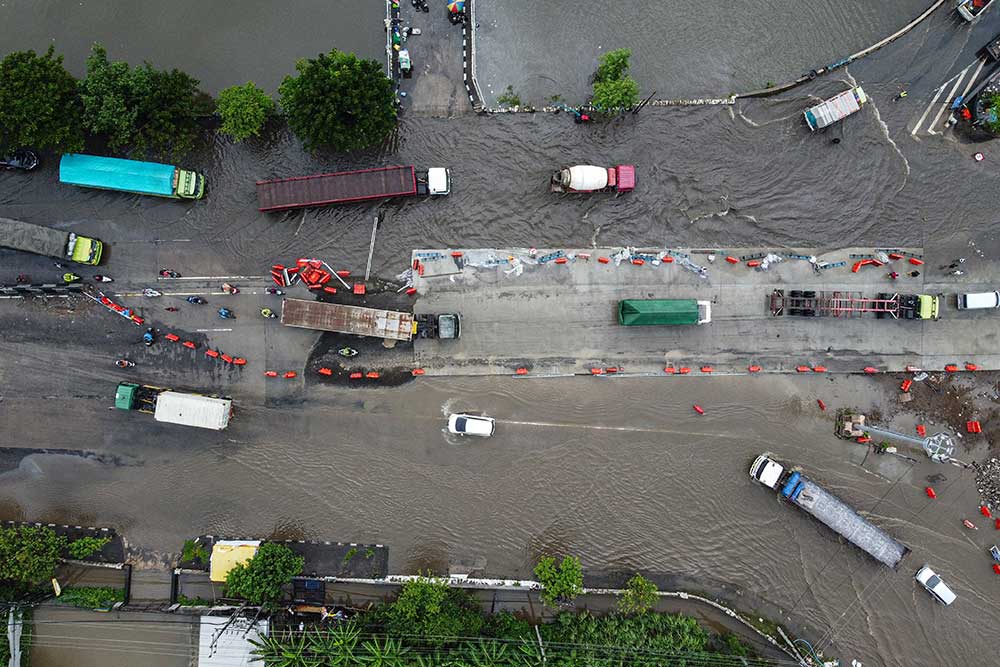 Jalan Pantura di Semarang Terendam Banjir Dengan Ketinggian Hingga 1,5 Meter