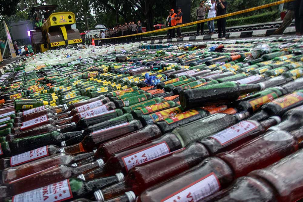Puluhan Ribu Miras di Bogor Hasil Operasi Ketupat Lodaya Dimusnahkan