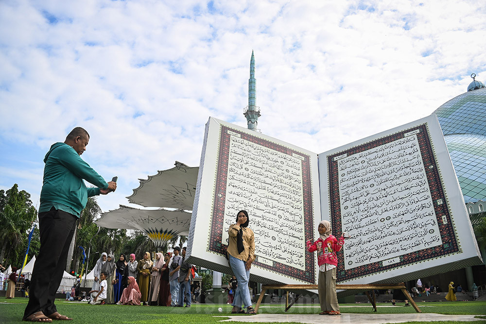 Replika Al-Quran raksasa di Masjid Al-Adzom Tangerang