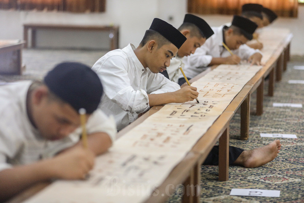 Pondok Pesantren Modern Sahid Pecahkan Rekor MURI Penulisan Al-Qur'an ...