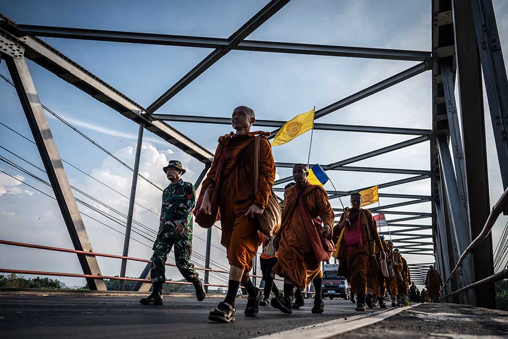 Biksu Yang Mengikuti Ritual Thudong Tiba di Kabupaten Kendal