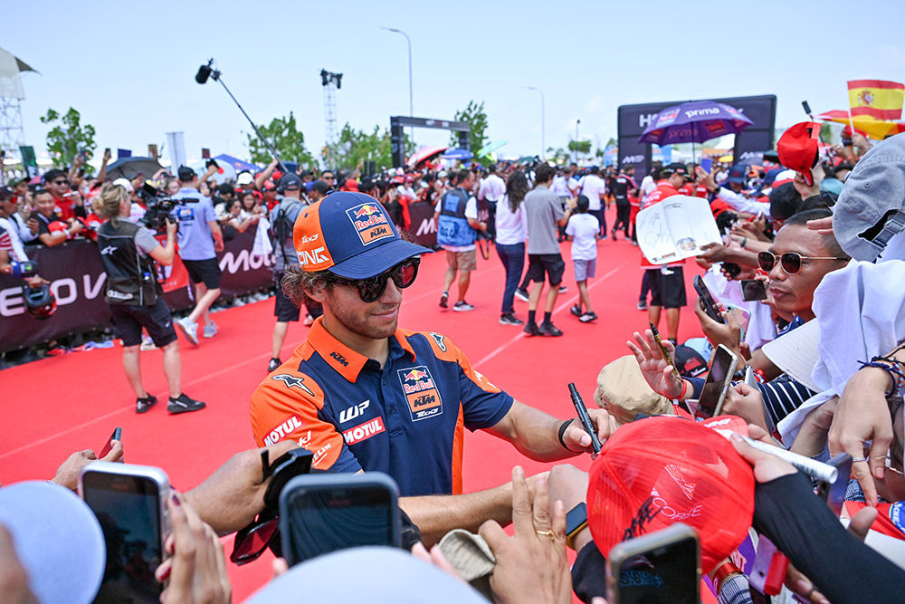 Antusias Penonton Meriahkan MotoGP Hero Walk 2025 di Mandalika