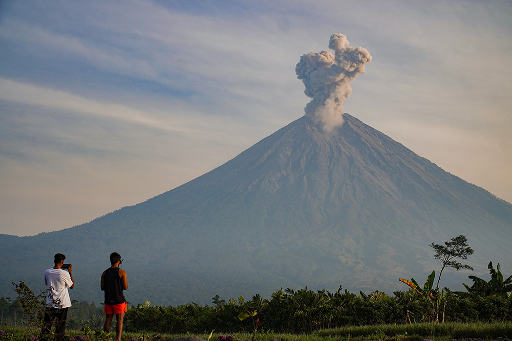 Erupsi Gunung Semeru Semburkan Abu Vulkanik
