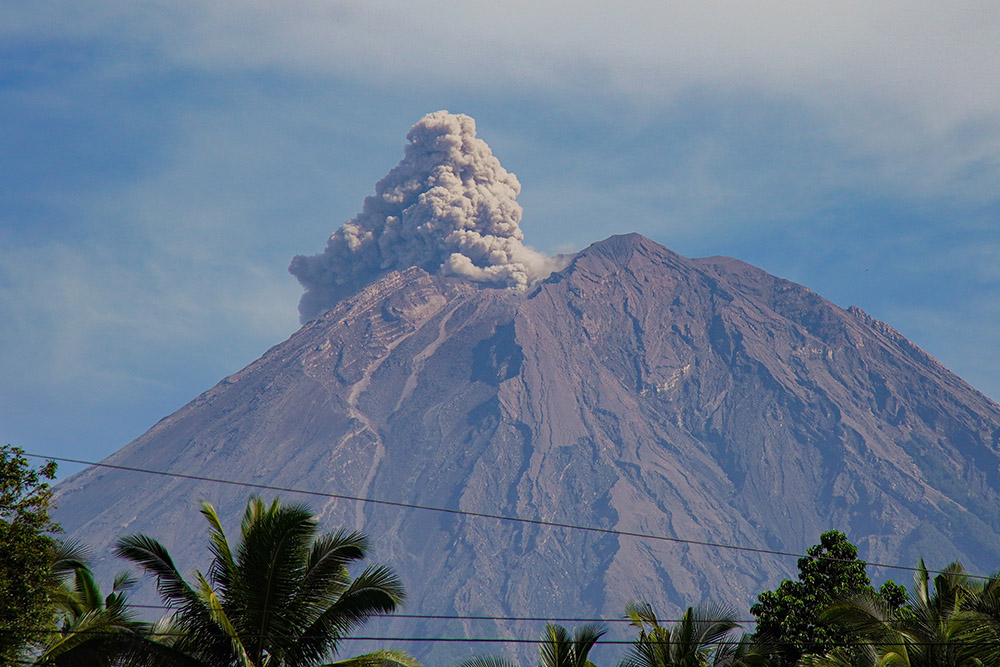 Erupsi Gunung Semeru Semburkan Abu Vulkanik