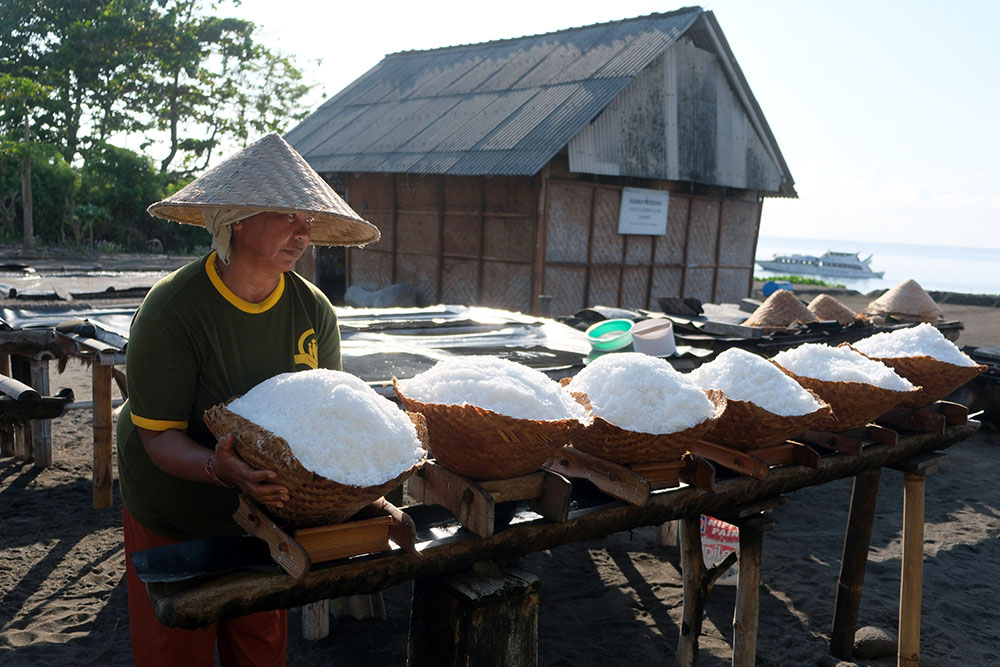 Produksi Garam Tradisional di Desa Kusamba Bali