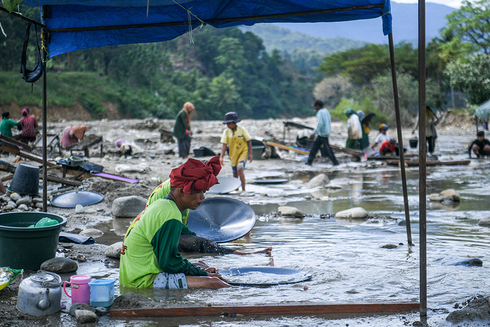 Warga Aceh Tenggara Mendulang Emas dari Material Banjir Bandang