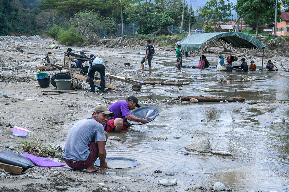 Warga Aceh Tenggara Mendulang Emas dari Material Banjir Bandang