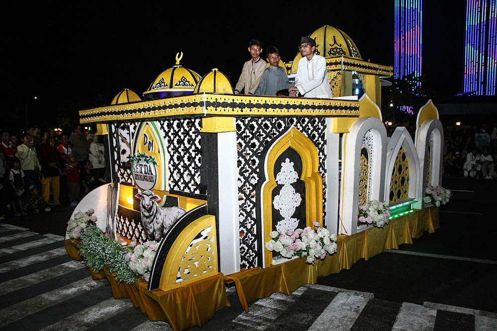 Gema Takbir dan Pawai Obor Semarakkan Malam Iduladha di Berbagai Daerah