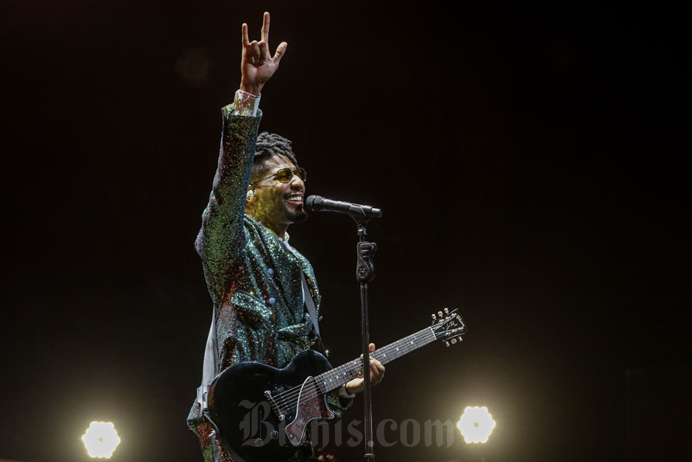 Musisi peraih Grammy dan Oscar Jon Batiste memukau penonton myBCA ...