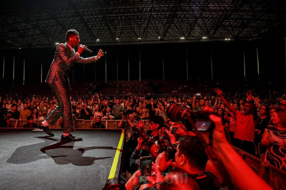 Musisi peraih Grammy dan Oscar Jon Batiste memukau penonton myBCA ...