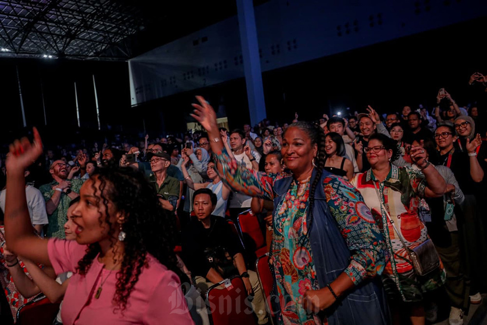 Musisi peraih Grammy dan Oscar Jon Batiste memukau penonton myBCA ...