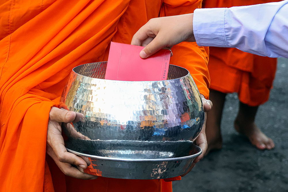 Umat Buddha Makassar Gelar Prosesi Pindapata Sambut Waisak 2570 BE