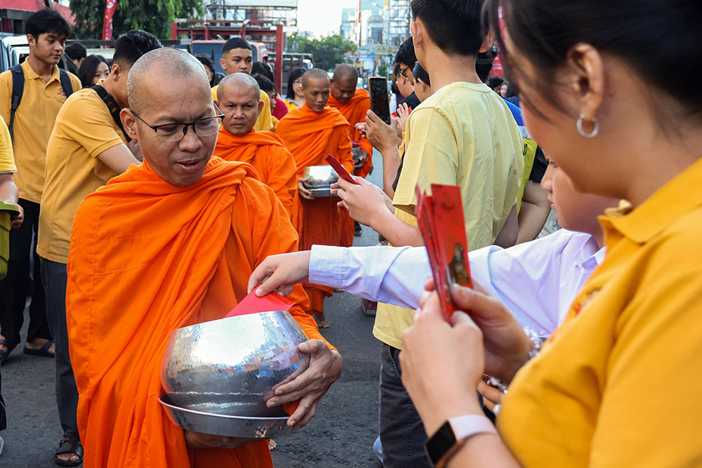 Umat Buddha Makassar Gelar Prosesi Pindapata Sambut Waisak 2570 BE