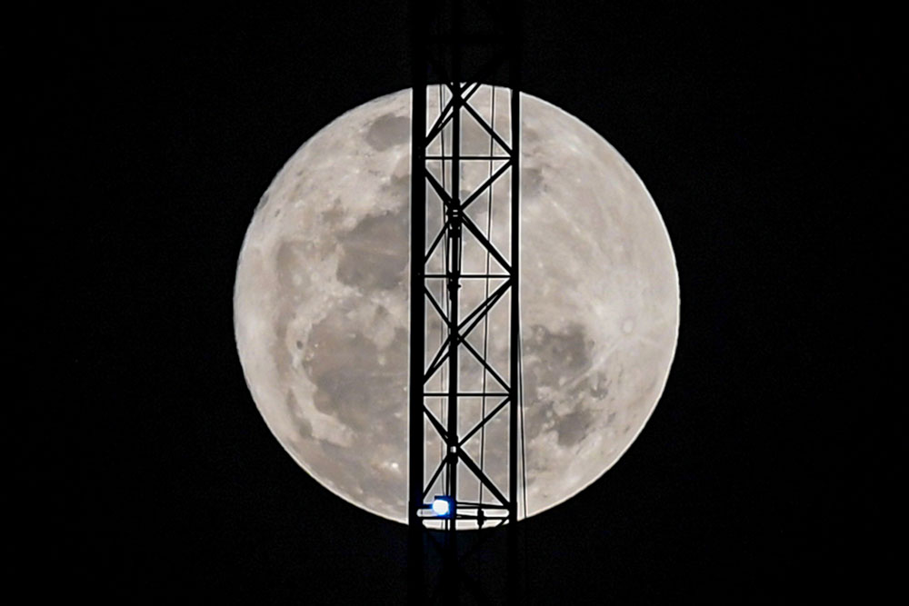 Fenomena Blue Moon Hiasi Langit Jakarta