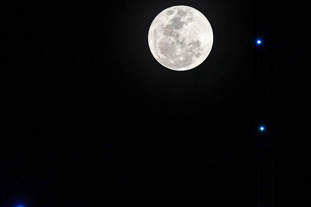Fenomena Blue Moon Hiasi Langit Jakarta
