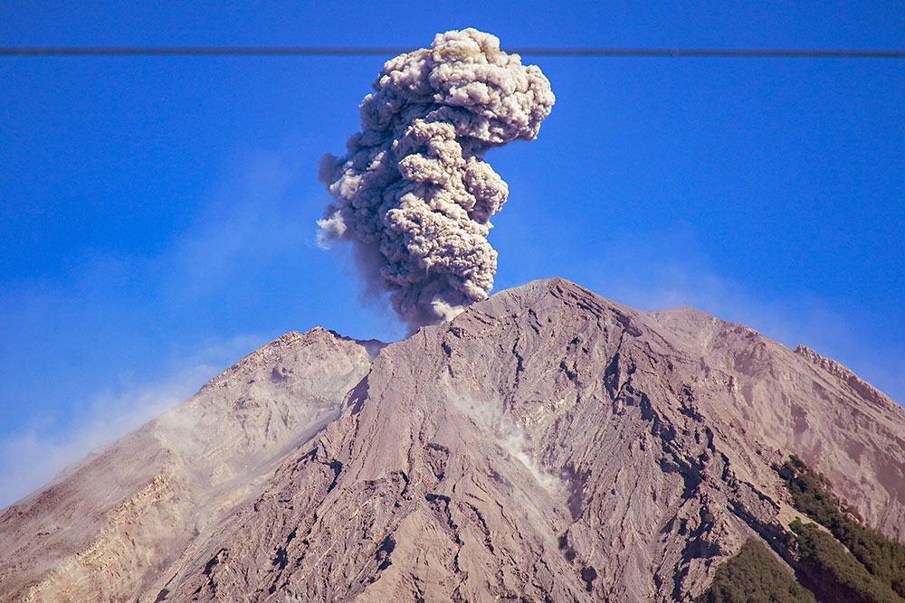 Gunung Semeru Jadi Gunung Api Paling Aktif di Indonesia pada Semester I ...