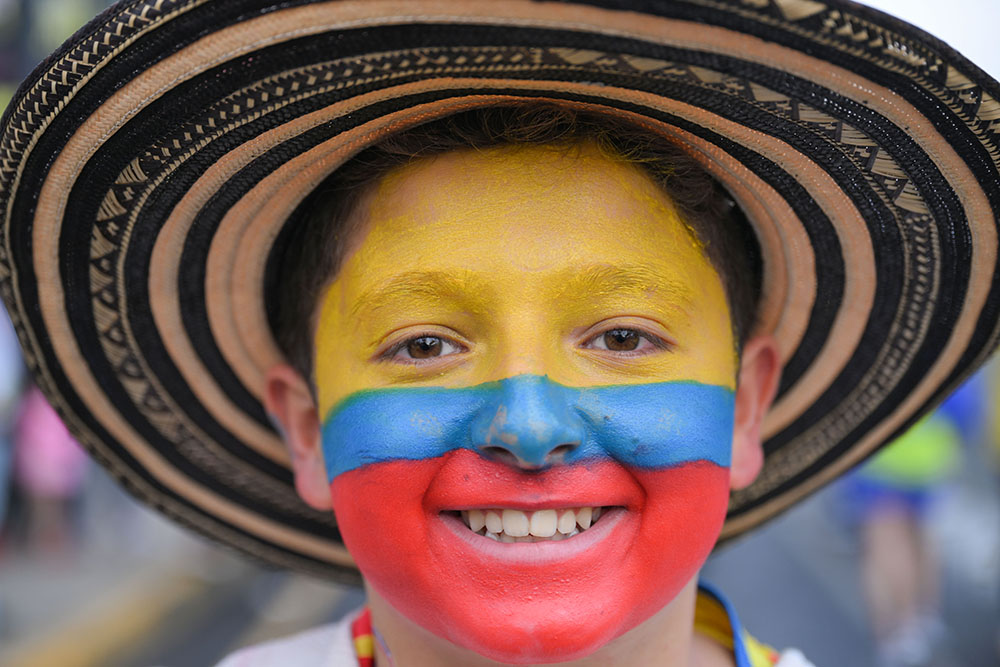 Suporter Kolombia dan Uzbekistan Tunjukkan Aksi Persahabatan di Stadion ...