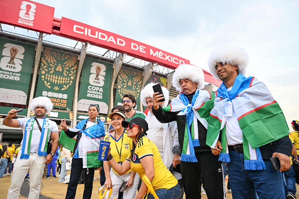 Suporter Kolombia dan Uzbekistan Tunjukkan Aksi Persahabatan di Stadion ...