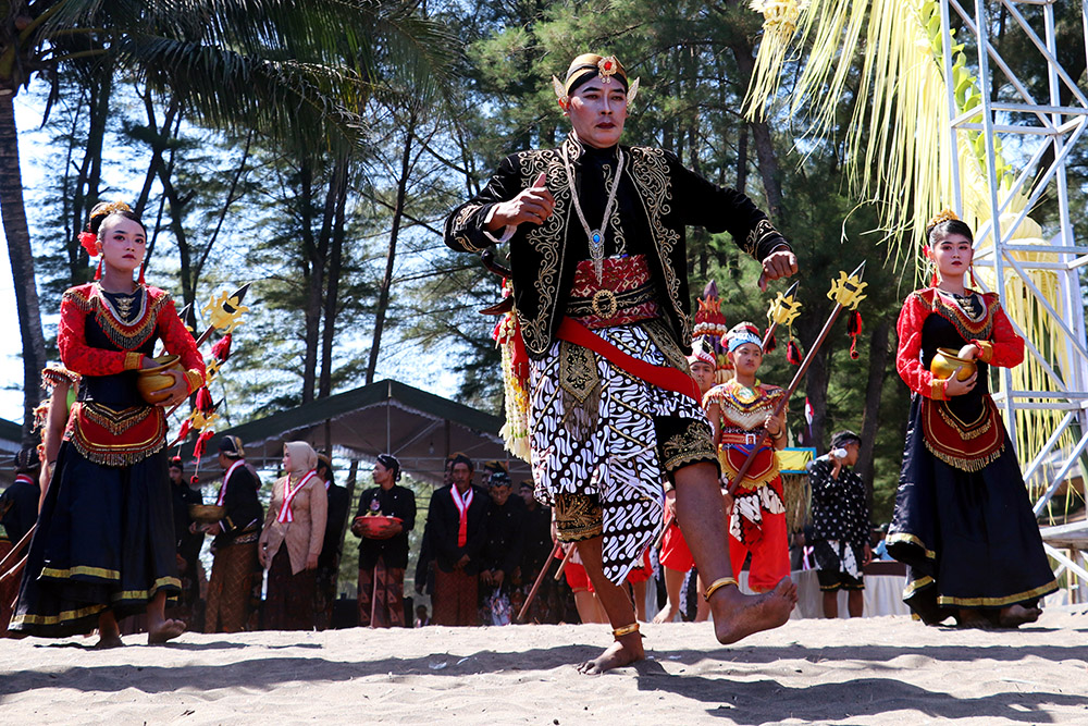 Larung Sedekah Laut Pantai Serang Jadi Wujud Syukur dan Daya Tarik ...
