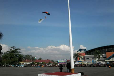HUT SULUT KE-50: Mulai Dari Atraksi Terjun Payung Hingga Aksi Pesawat ...