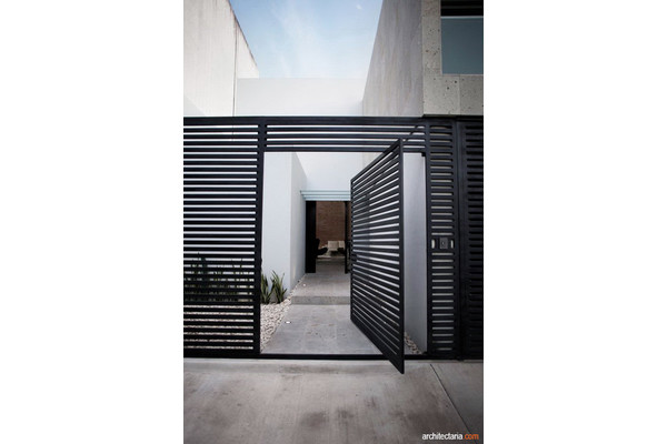 Pintu Pivot Bisa Berkamuflase & Unik