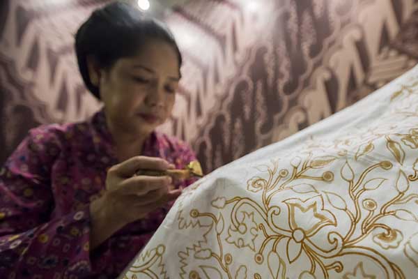 Pembatik Kweni Kembangkan Motif dengan Gunakan Api