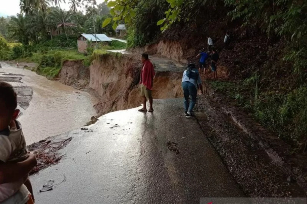 Banjir dan Tanah Longsor Sebabkan Jalan dan Bendungan di Padang Pariaman Rusak
