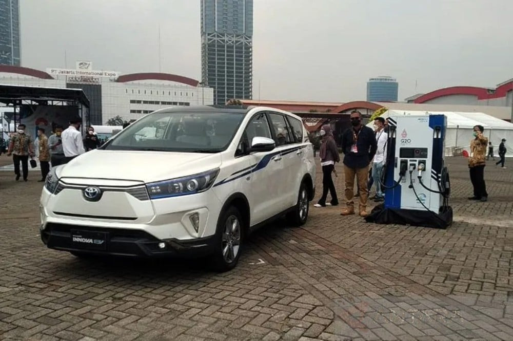 Setrum Mobil Listrik di IIMS Hybrid 2022