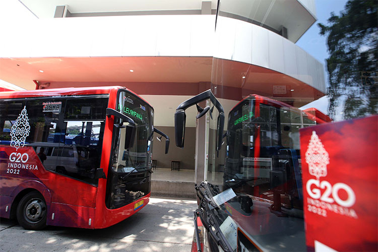Setrum Bus Listrik Menjalar di Jalur BTS