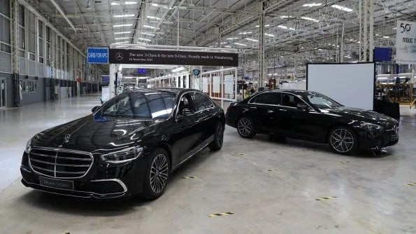 Adu Ngebut di Pasar Mobil Mewah