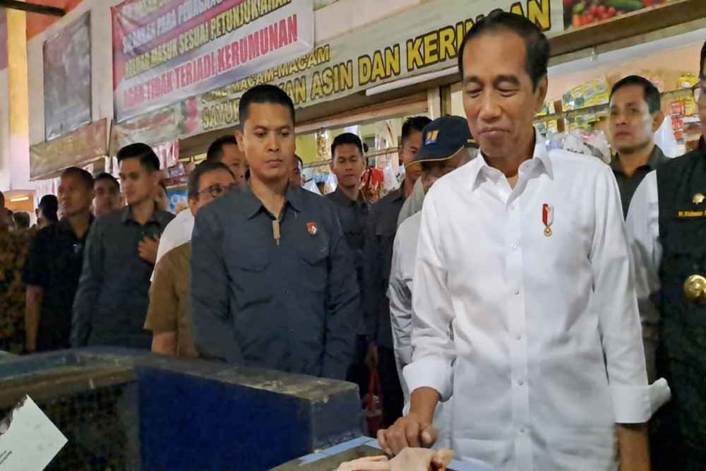 Seru! Presiden Jokowi Bertemu Kembarannya di Pasar Cihapit Bandung