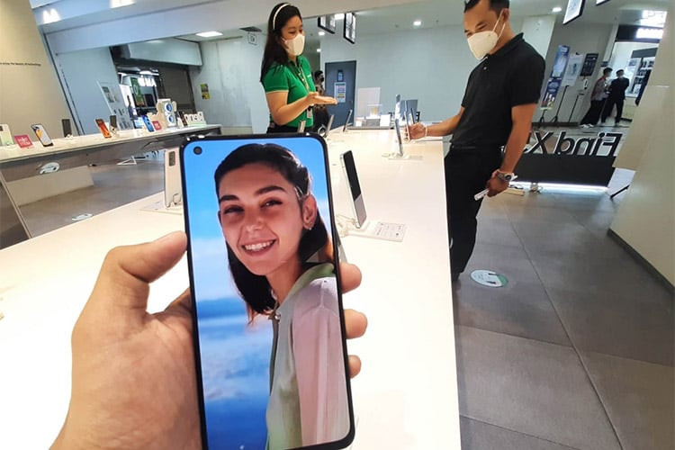 GADGET INDUSTRY: Fighting for Dominance in the Flagship Market